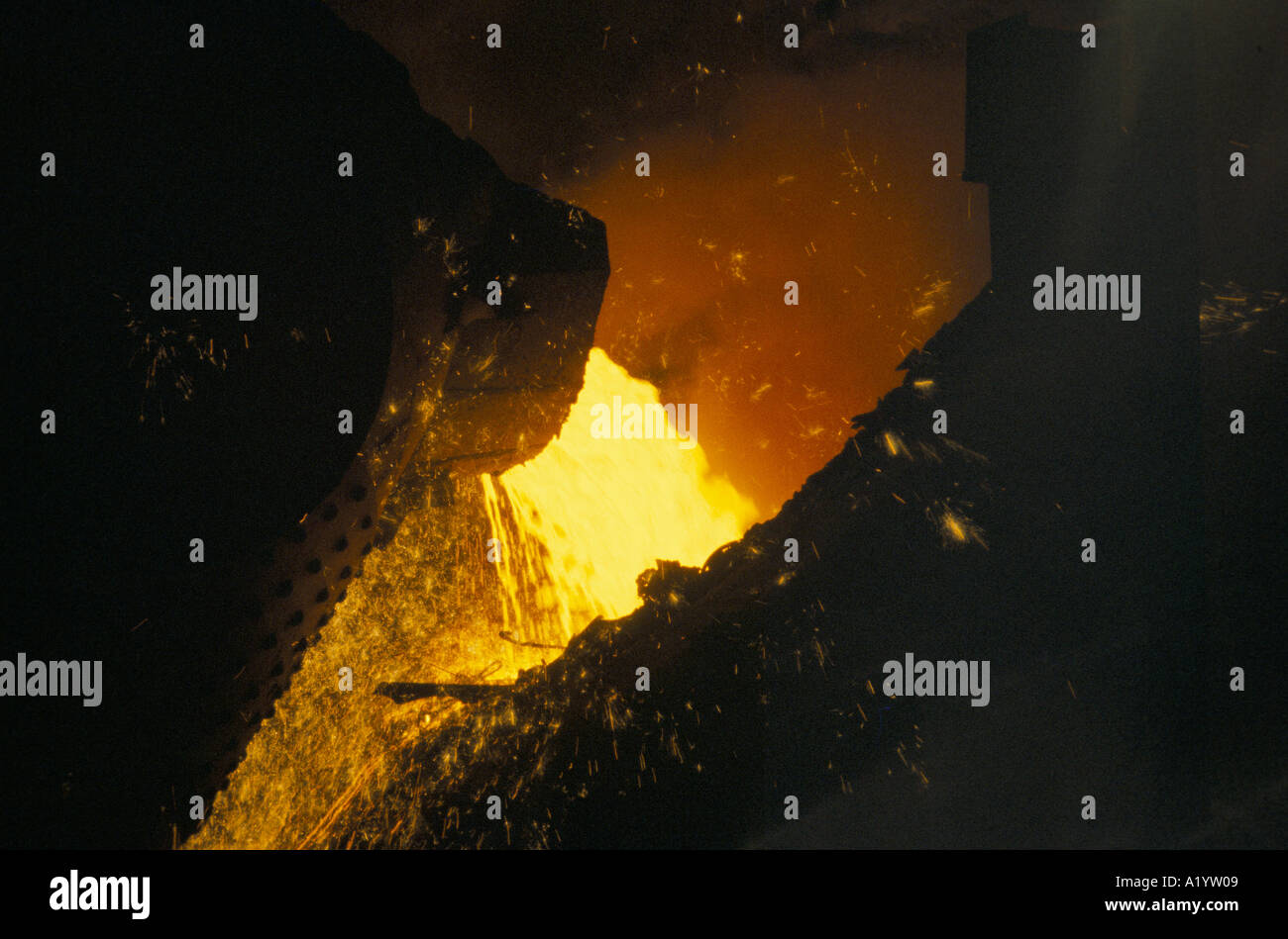 RAVENSCRAIG STEELWORKS POURING MOLTEN STEEL Stock Photo - Alamy