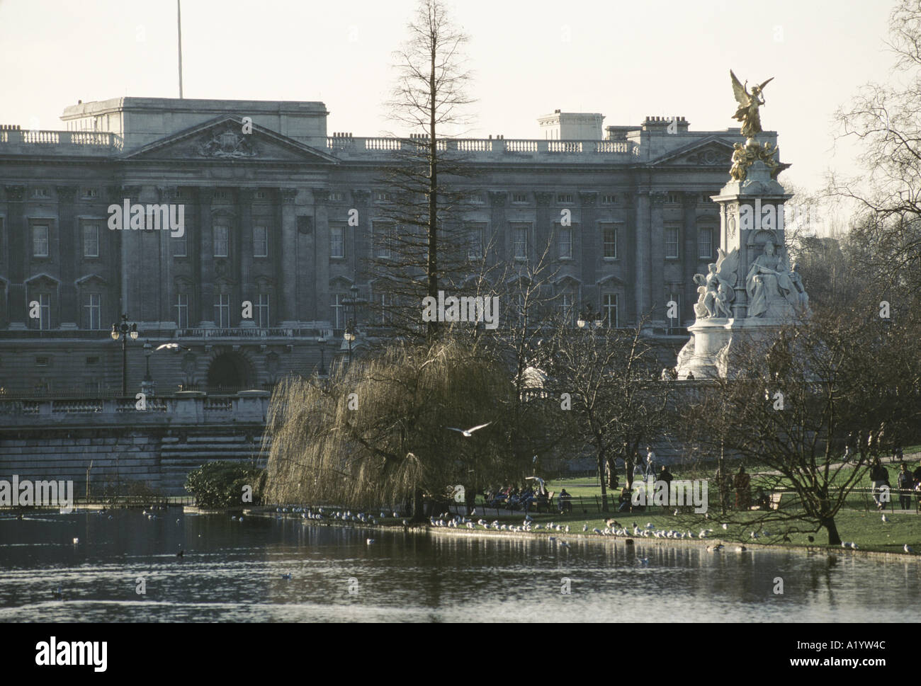 BUCKINGHAM PALACE FROM ST JAMES PARK LONDON 1989 Stock Photo - Alamy