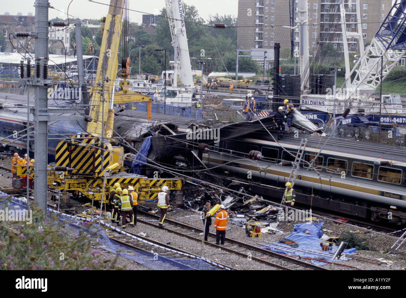 LADBROKE GROVE TRAIN CRASH POLICE AND EMERGENCY SERVICES SEARCH THE TWO ...