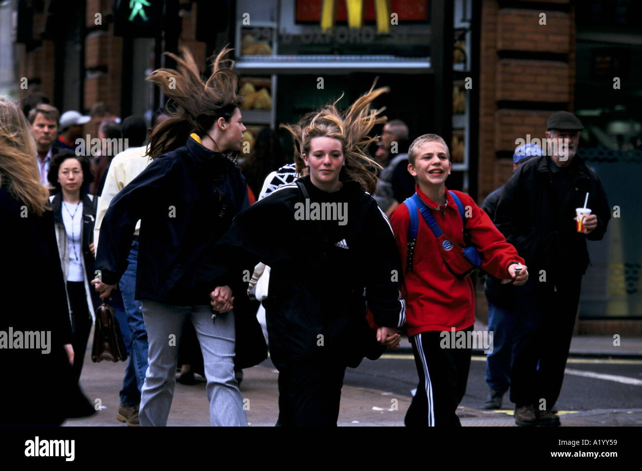 Holding hands london hi-res stock photography and images - Alamy