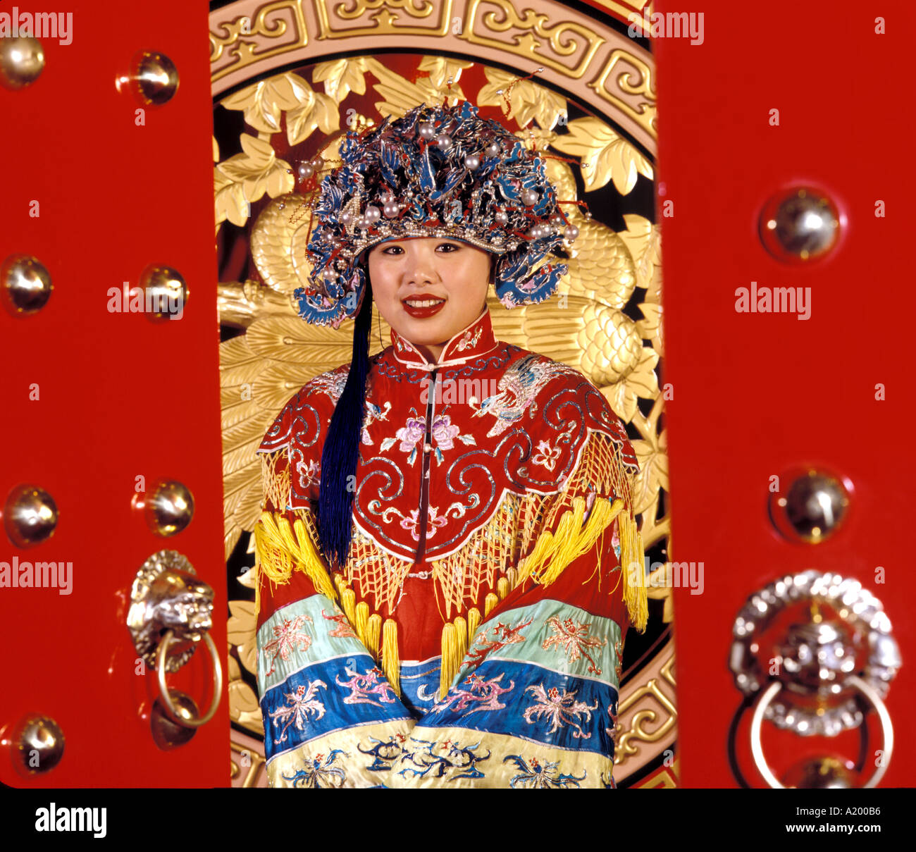 Chinese girl in traditional dress Stock Photo - Alamy