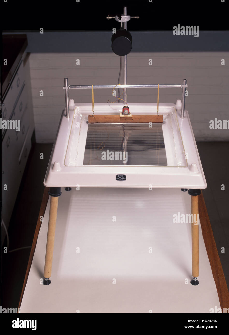 ripple tank shows plane waves being generated Stock Photo - Alamy