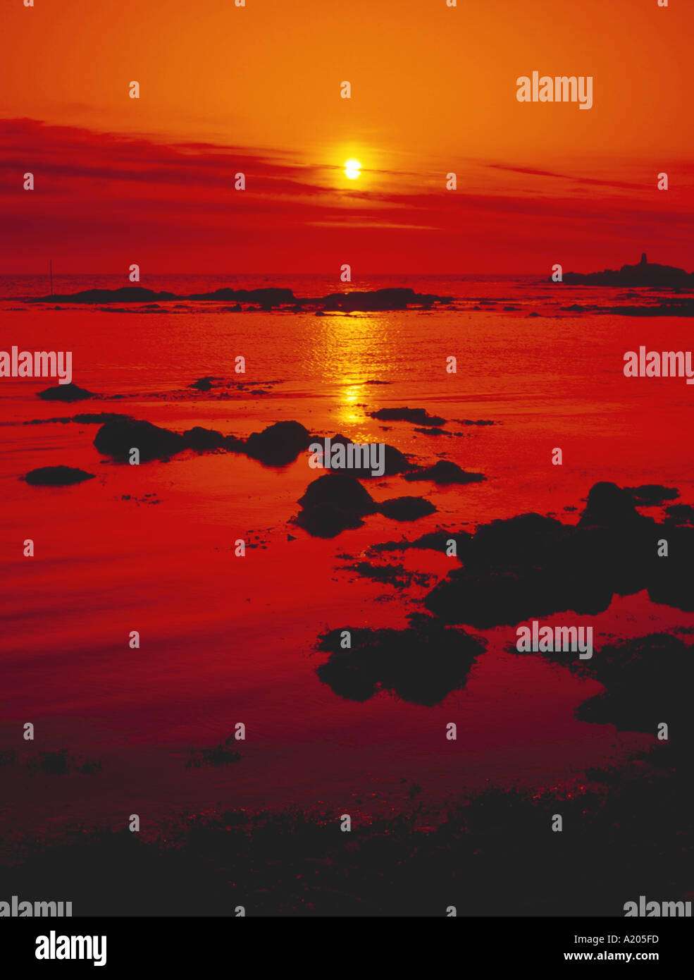 Midnight sun seen over the Arctic Ocean, from Flakstadøy, Lofoten ...