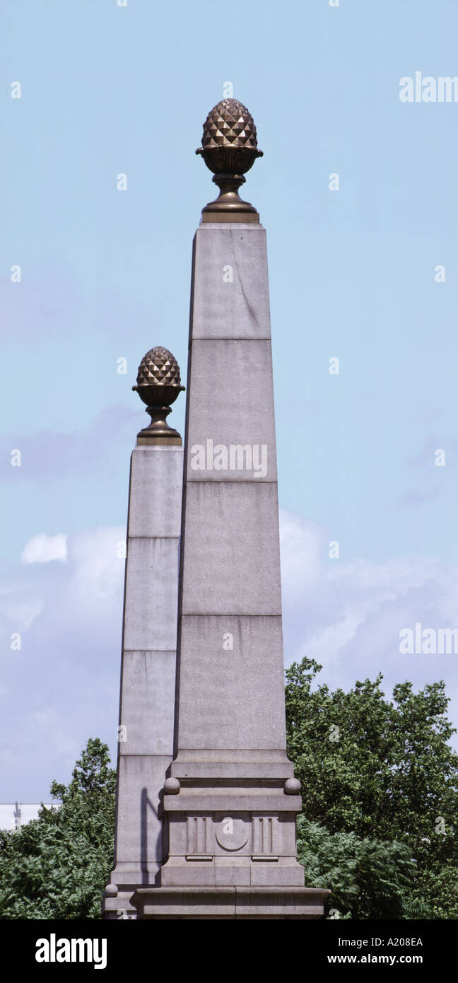 Lambeth Bridge Obelisks with pineapple motifs Stock Photo - Alamy