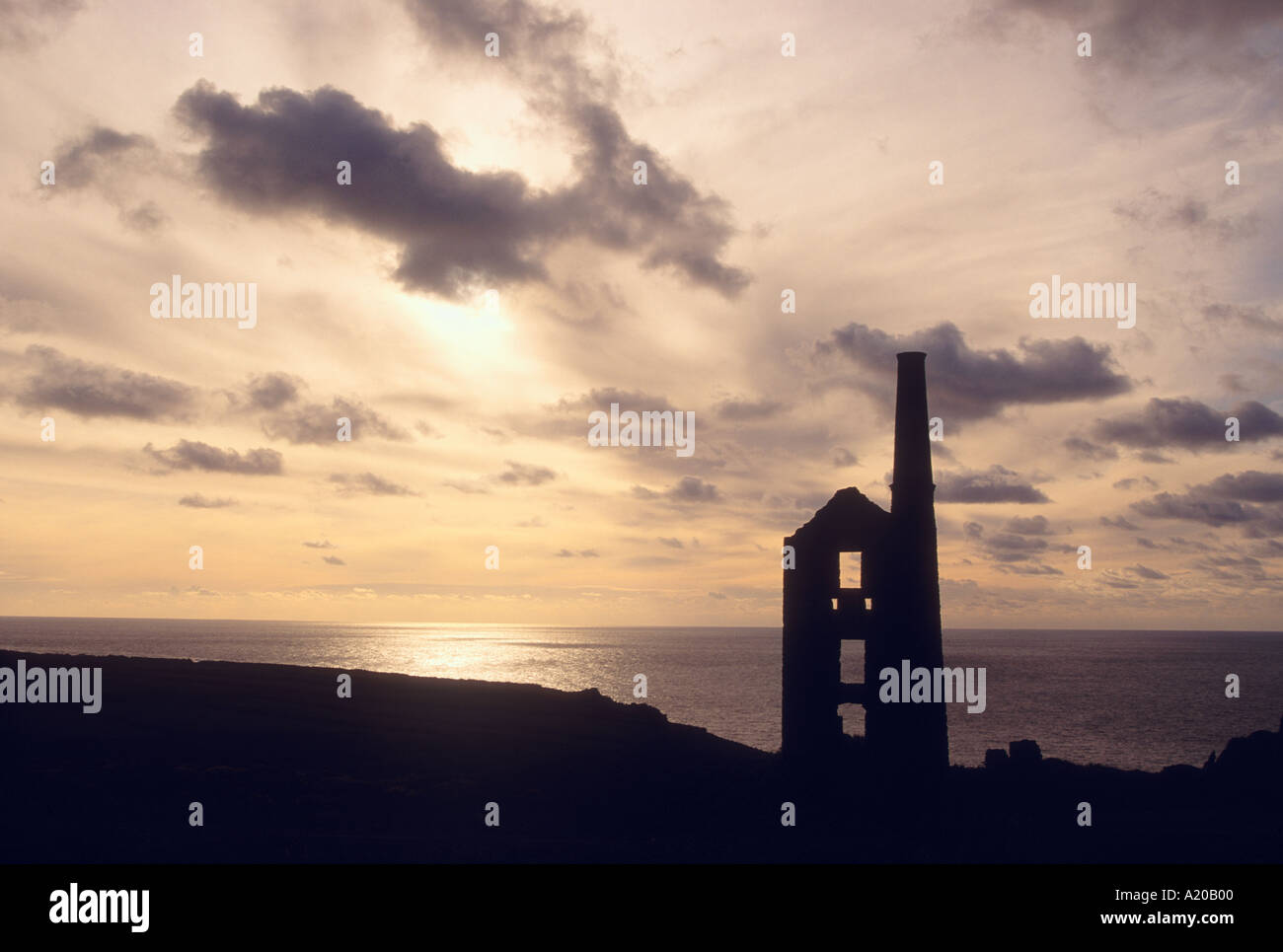 Cornwall engine house sunset hi-res stock photography and images - Alamy