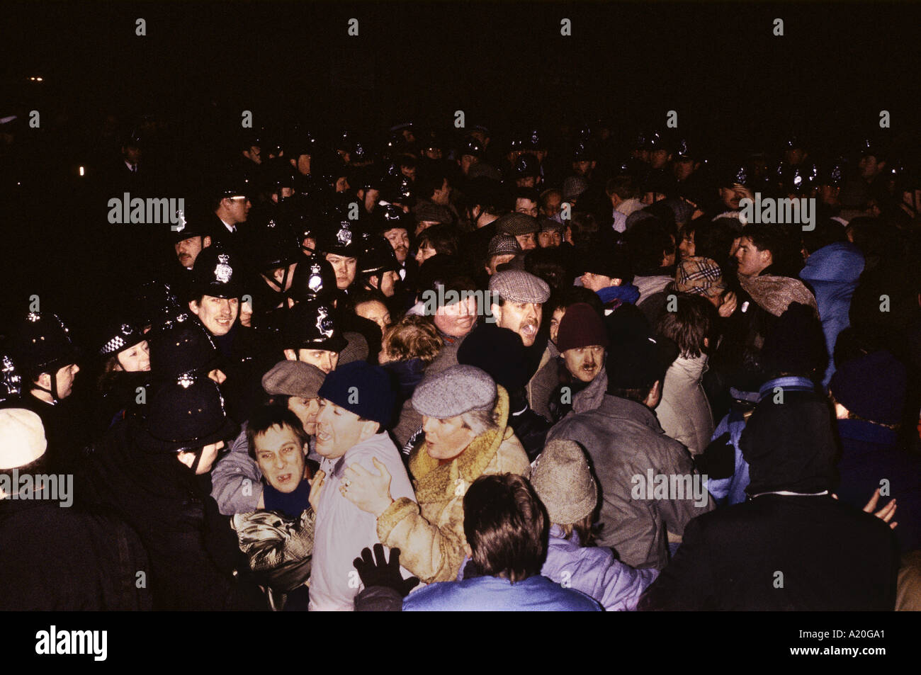 Police push back pickets during mass picket at Wapping, News ...