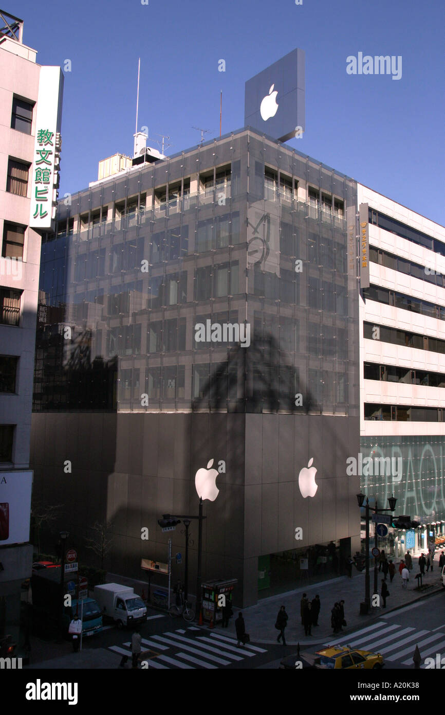 Apple Mac computer and electronics store in Ginza shopping district ...