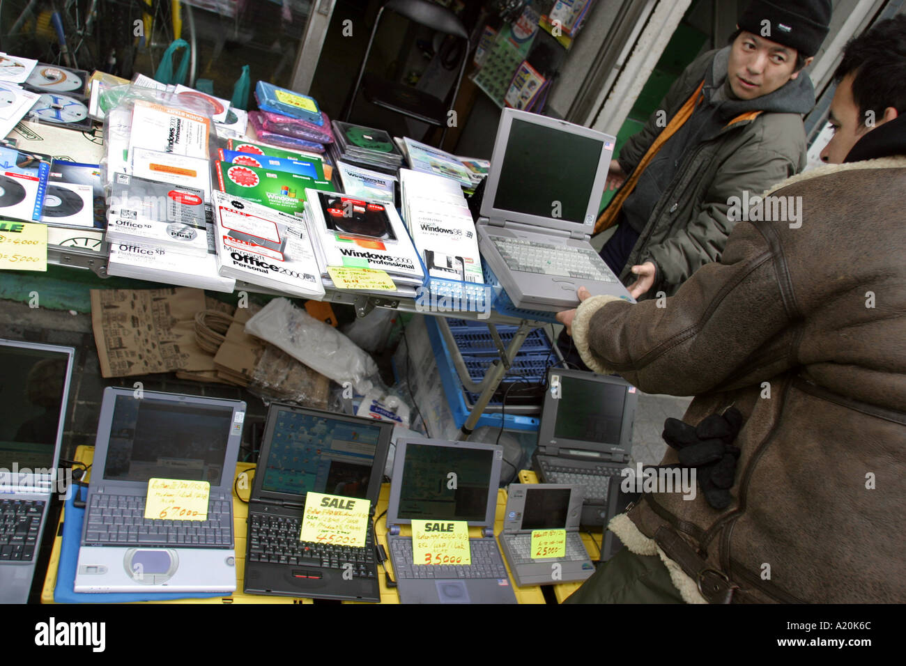 Technology in tokyo hi-res stock photography and images - Alamy
