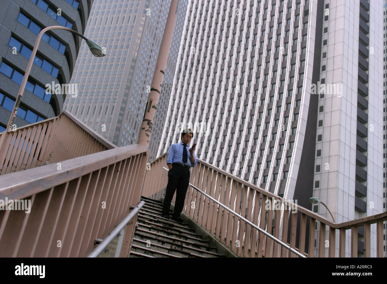 Salaryman in Nishi-Shinjuku skyscraper district of Tokyo, Japan Stock ...