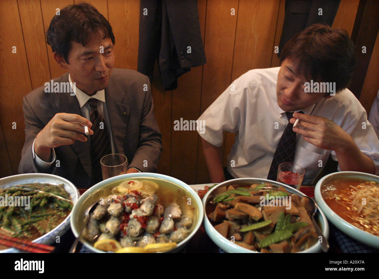Japanese businessmen dining hi-res stock photography and images - Alamy
