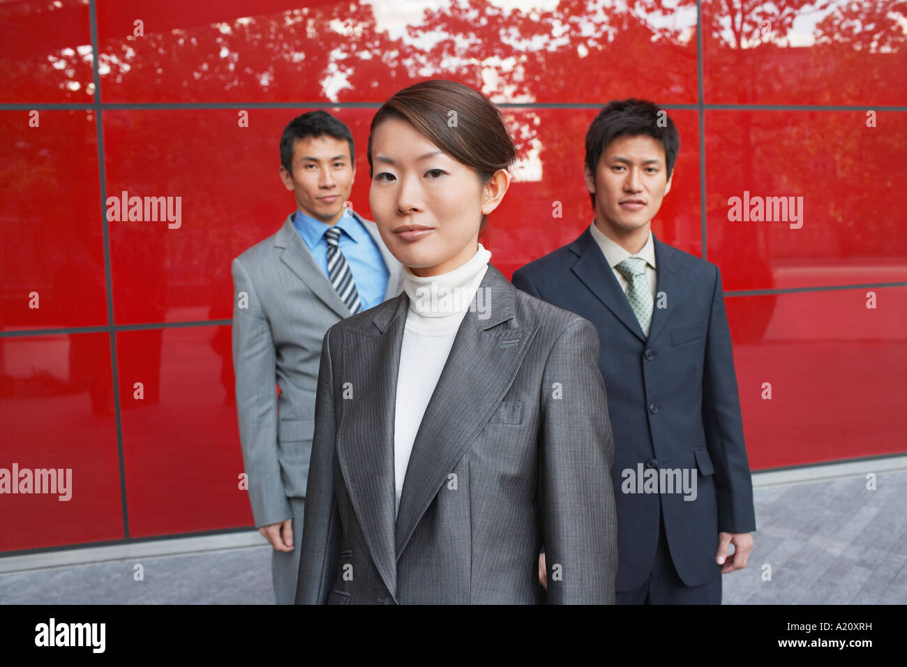 People standing outside a building hi-res stock photography and images ...