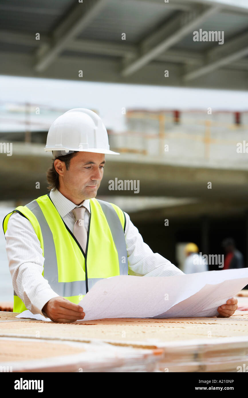 Construction worker reading plans hi-res stock photography and images ...