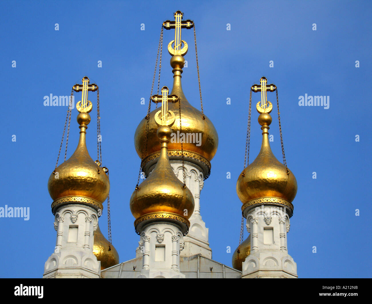 Golden domes of beautiful Russian Orthodox Church on a sunny day ...