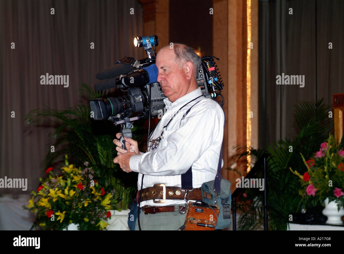 Tv cameraman hi-res stock photography and images - Alamy