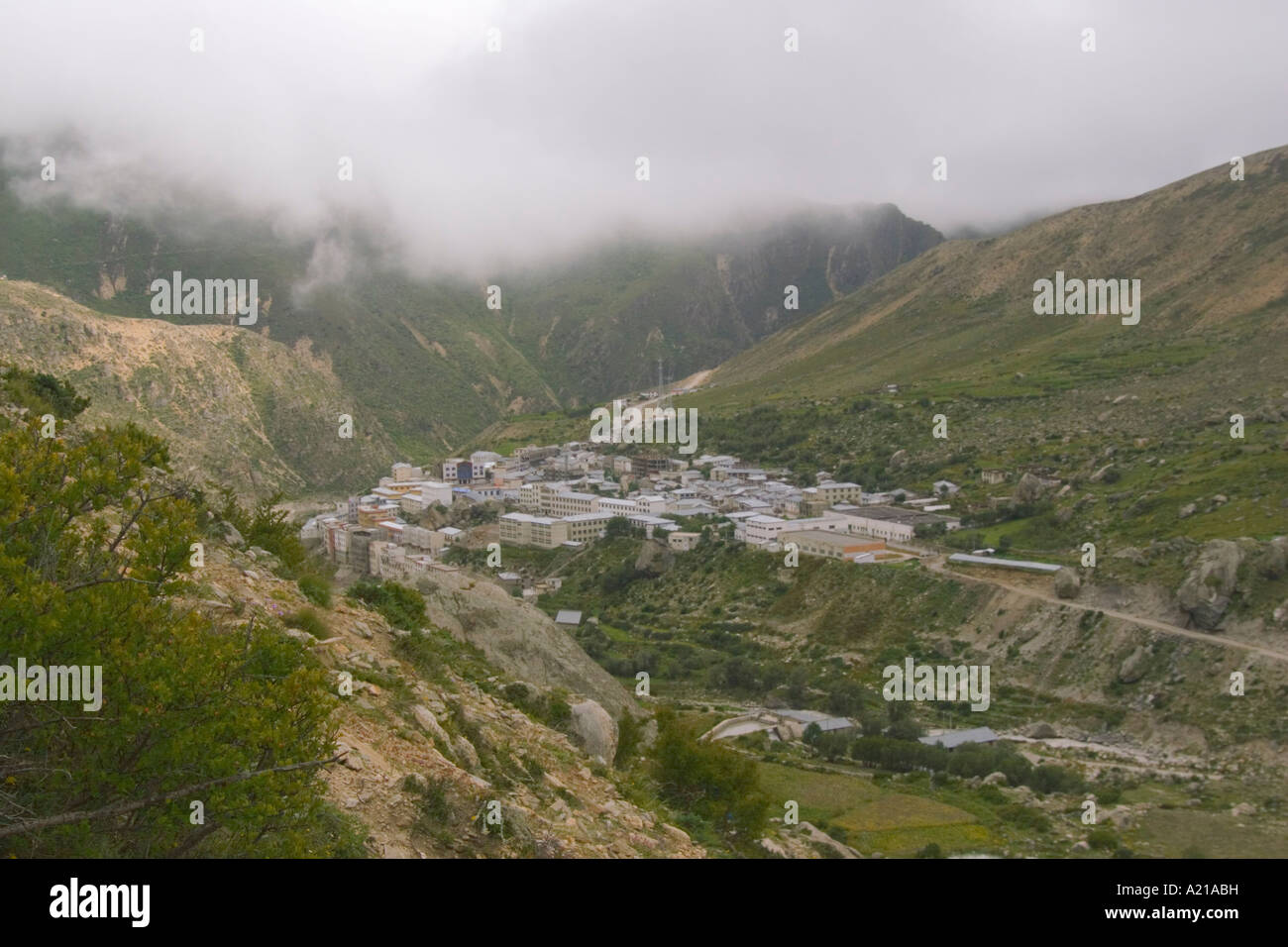 The town of Nyalam in Tibet China Stock Photo - Alamy