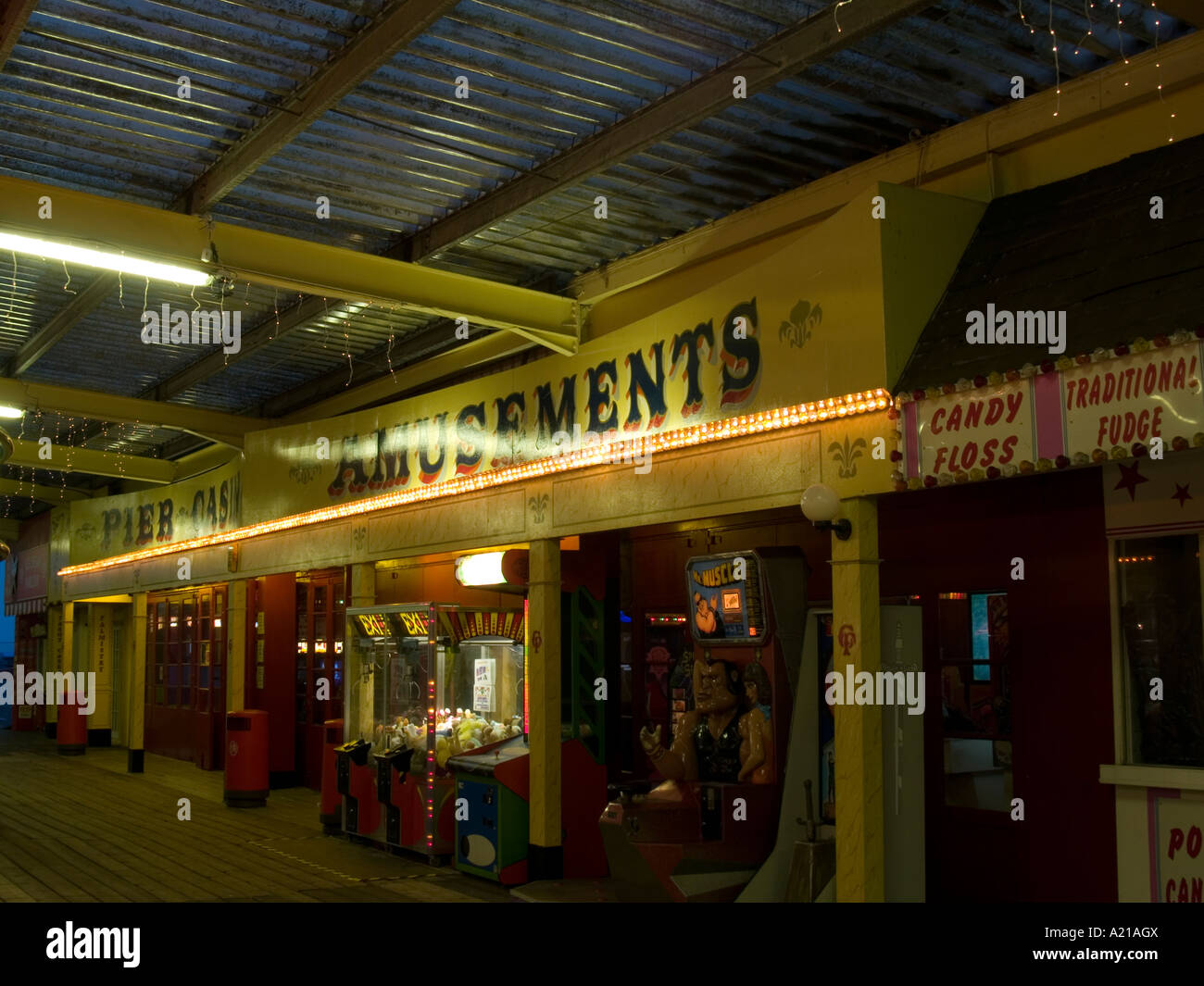 Amusement arcade on clacton pier hi-res stock photography and images ...