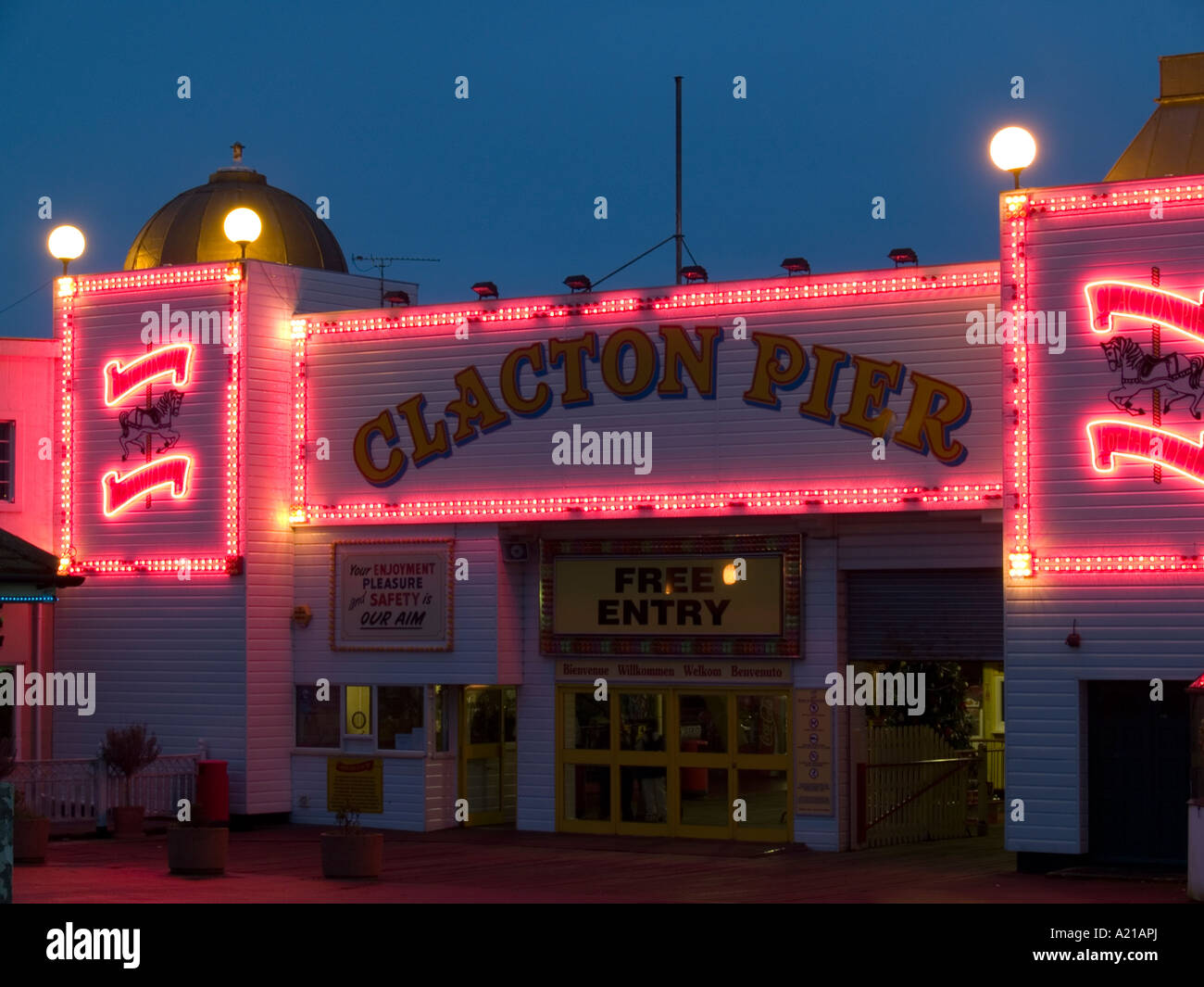 Clacton seaside pier amusements hi-res stock photography and images - Alamy