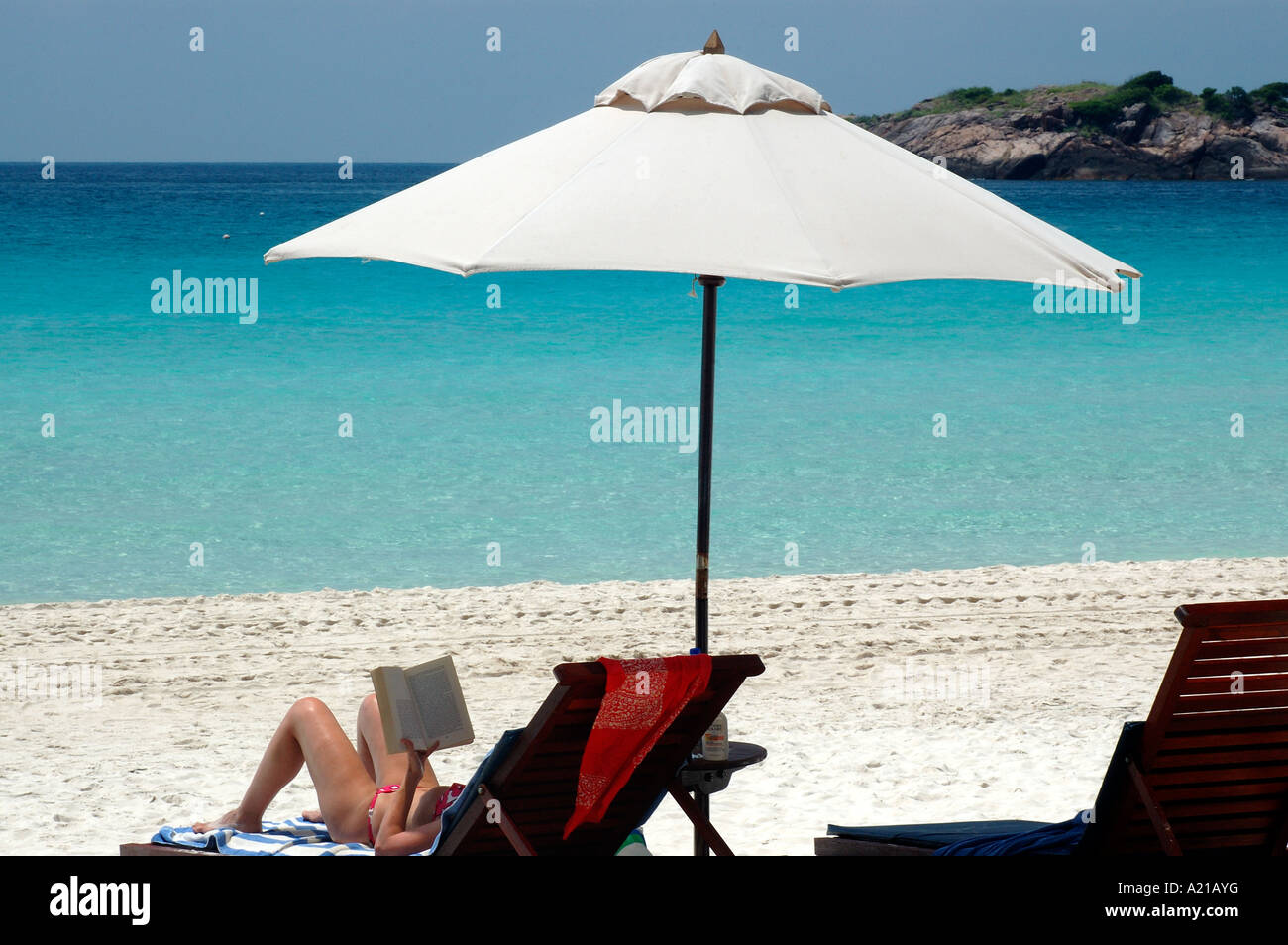 Relaxing reading seaside Stock Photo - Alamy