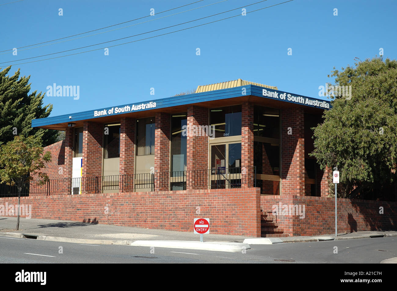 Low rise single storey bank building Stock Photo - Alamy