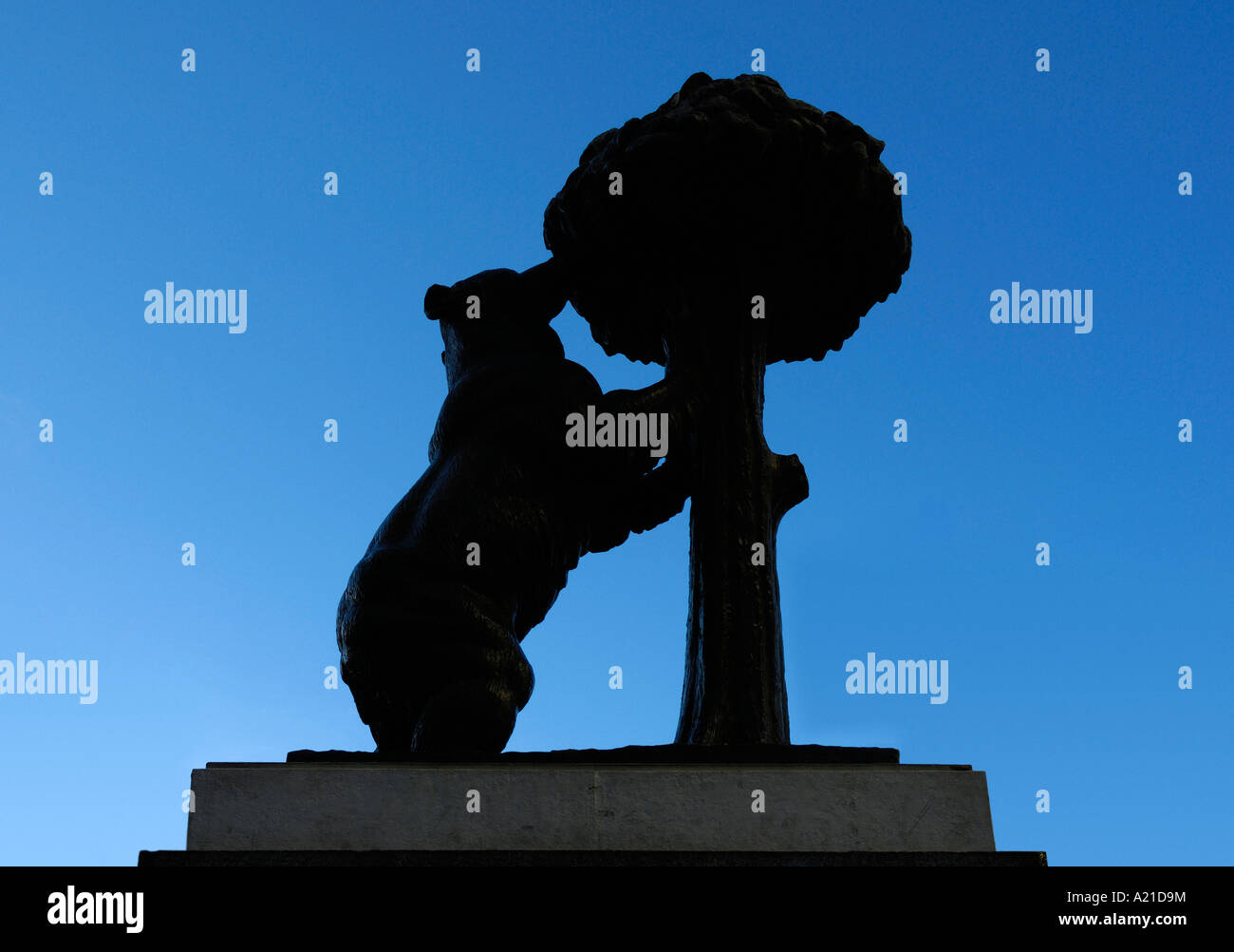 MADRID STATUE OF BEAR AND STRAWBERRY TREE AT PUERTA DEL SOL SQUARE ...