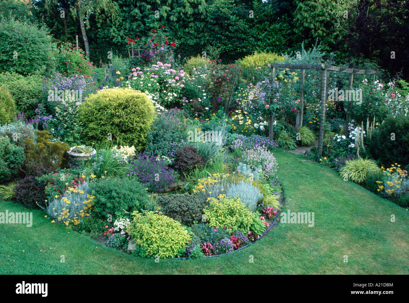 Summer-flowering garden borders with pergola Stock Photo - Alamy
