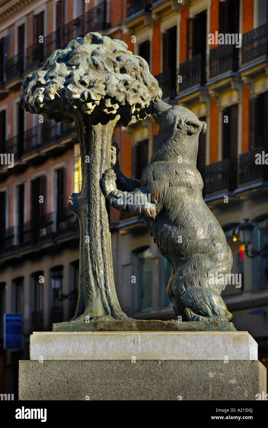 MADRID STATUE OF BEAR AND STRAWBERRY TREE AT PUERTA DEL SOL SQUARE ...