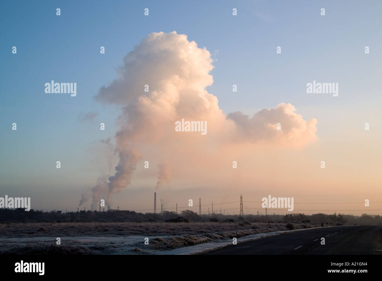 Air pollution from Oil Refinery and chemical plant Stock Photo - Alamy