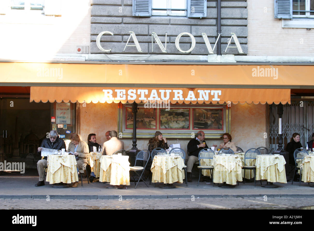 Lunch time scene at a popular restaurant in Rome,Italy Stock Photo - Alamy