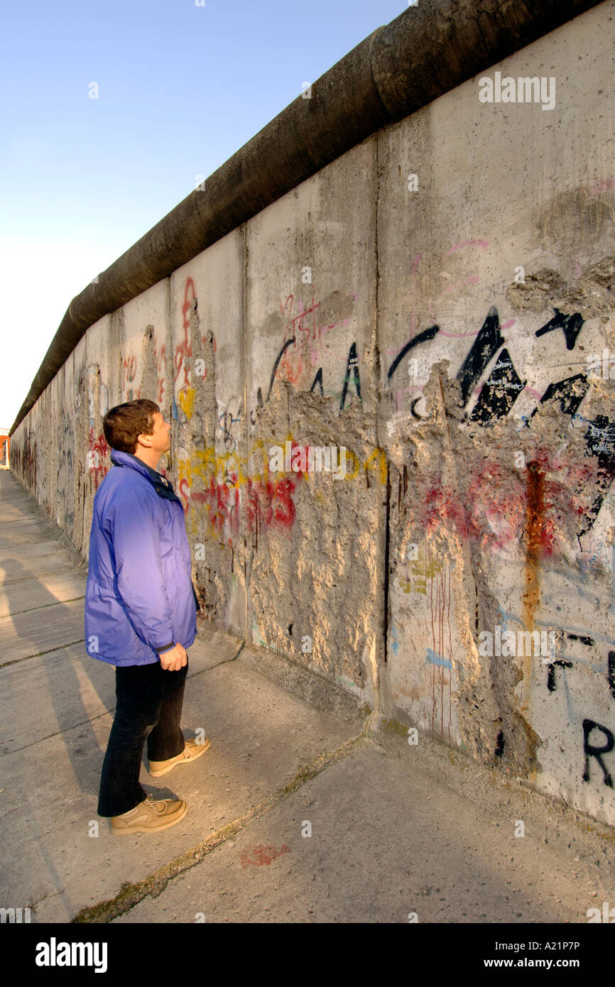 Reading graffiti on the berlin wall hi-res stock photography and images ...