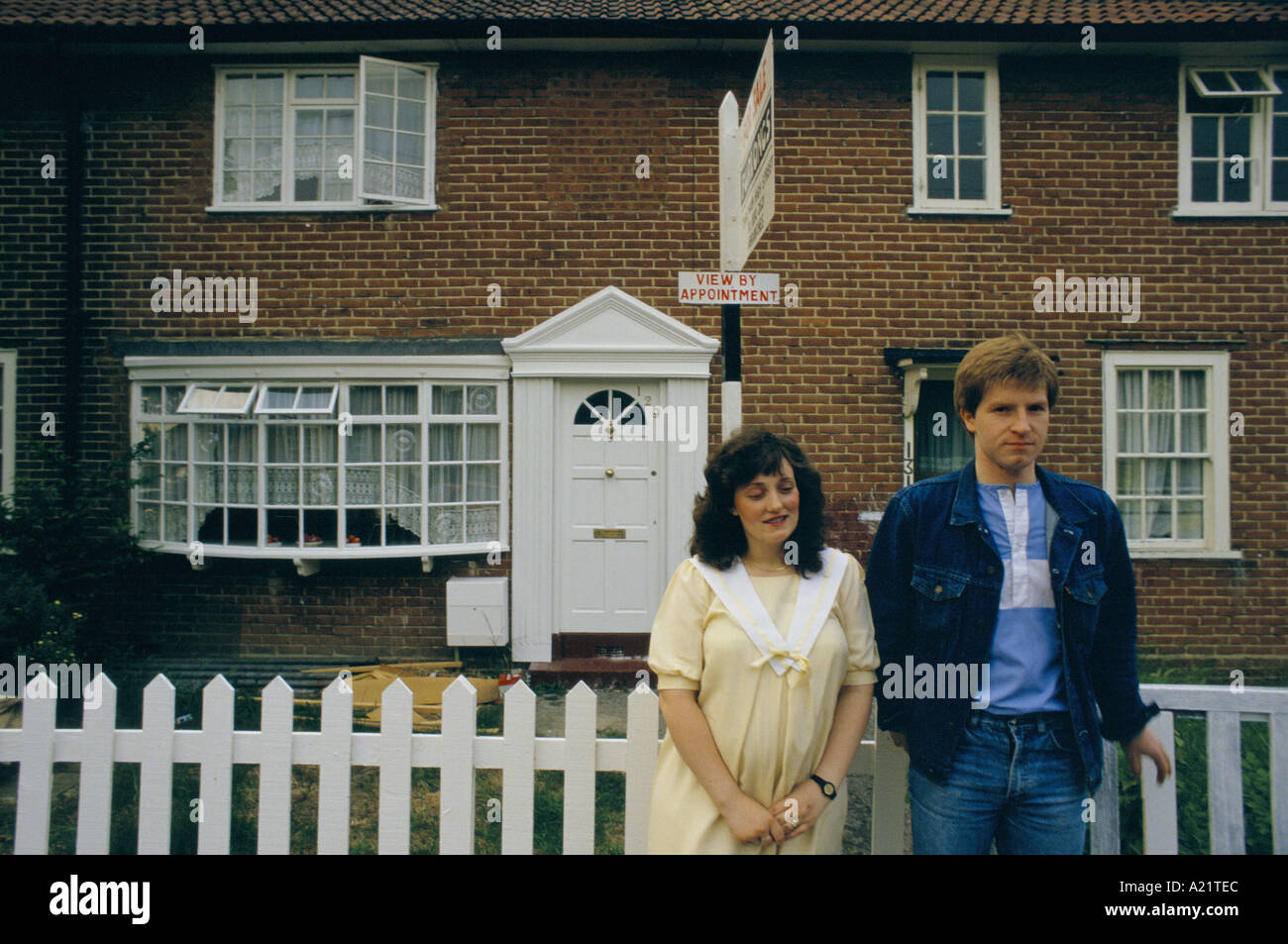Homeless couple with sign hi-res stock photography and images - Alamy
