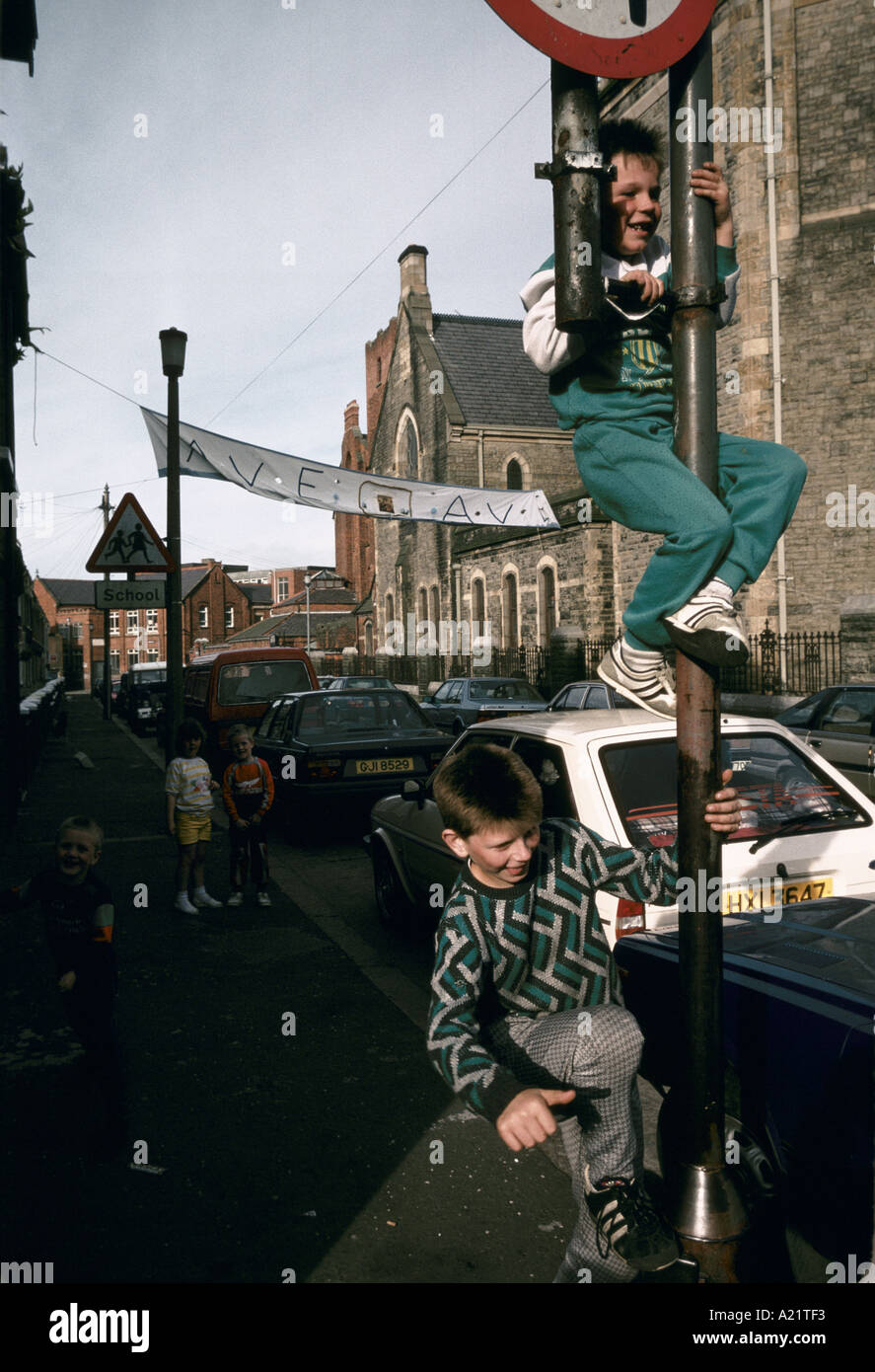 Lamppost children hi-res stock photography and images - Alamy
