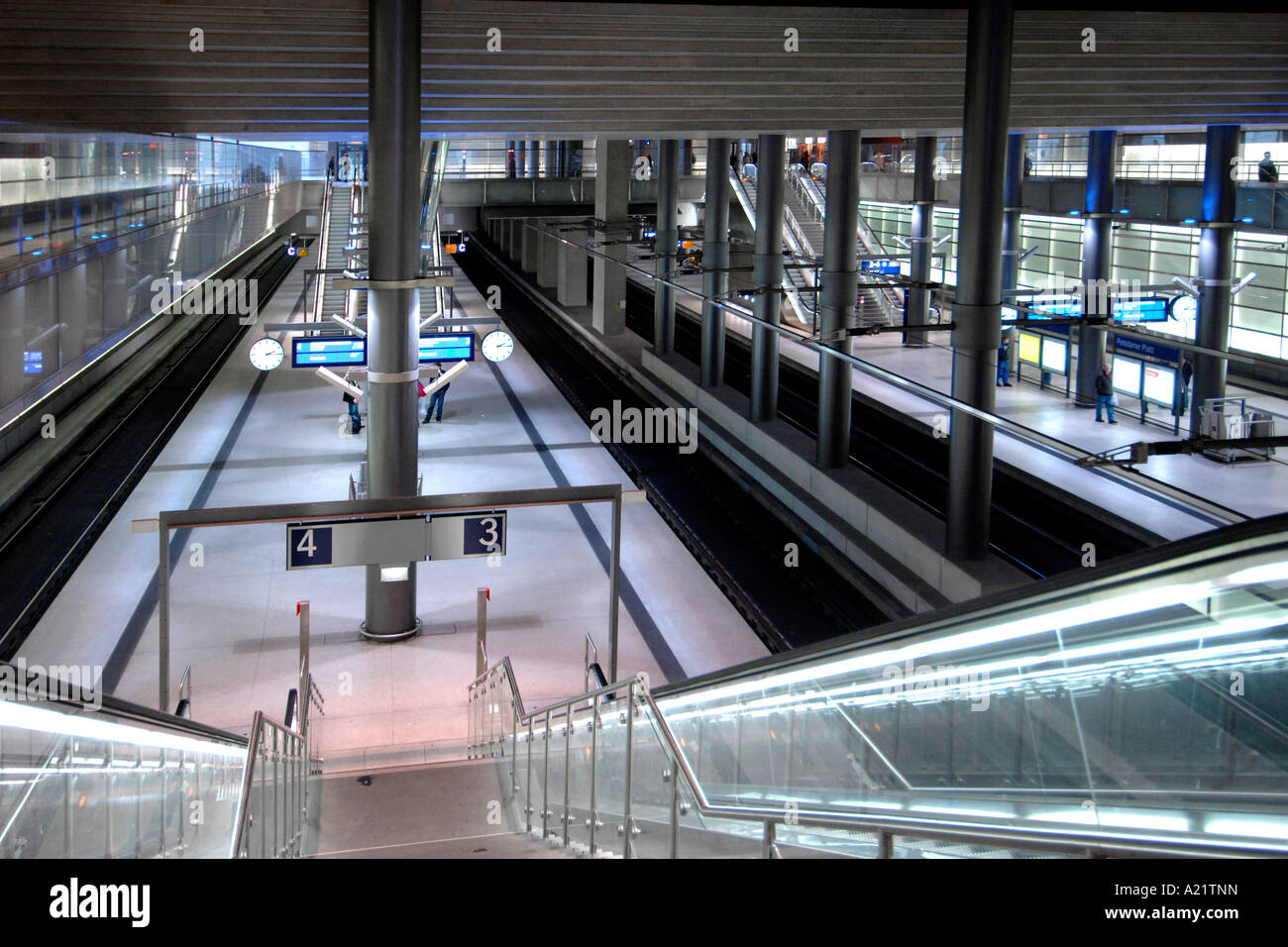 S Bahn train platform at Potsdamer Platz station in East Berlin Stock ...