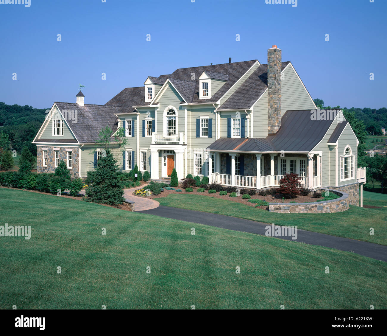 Wide side view of large home Virginia Stock Photo - Alamy