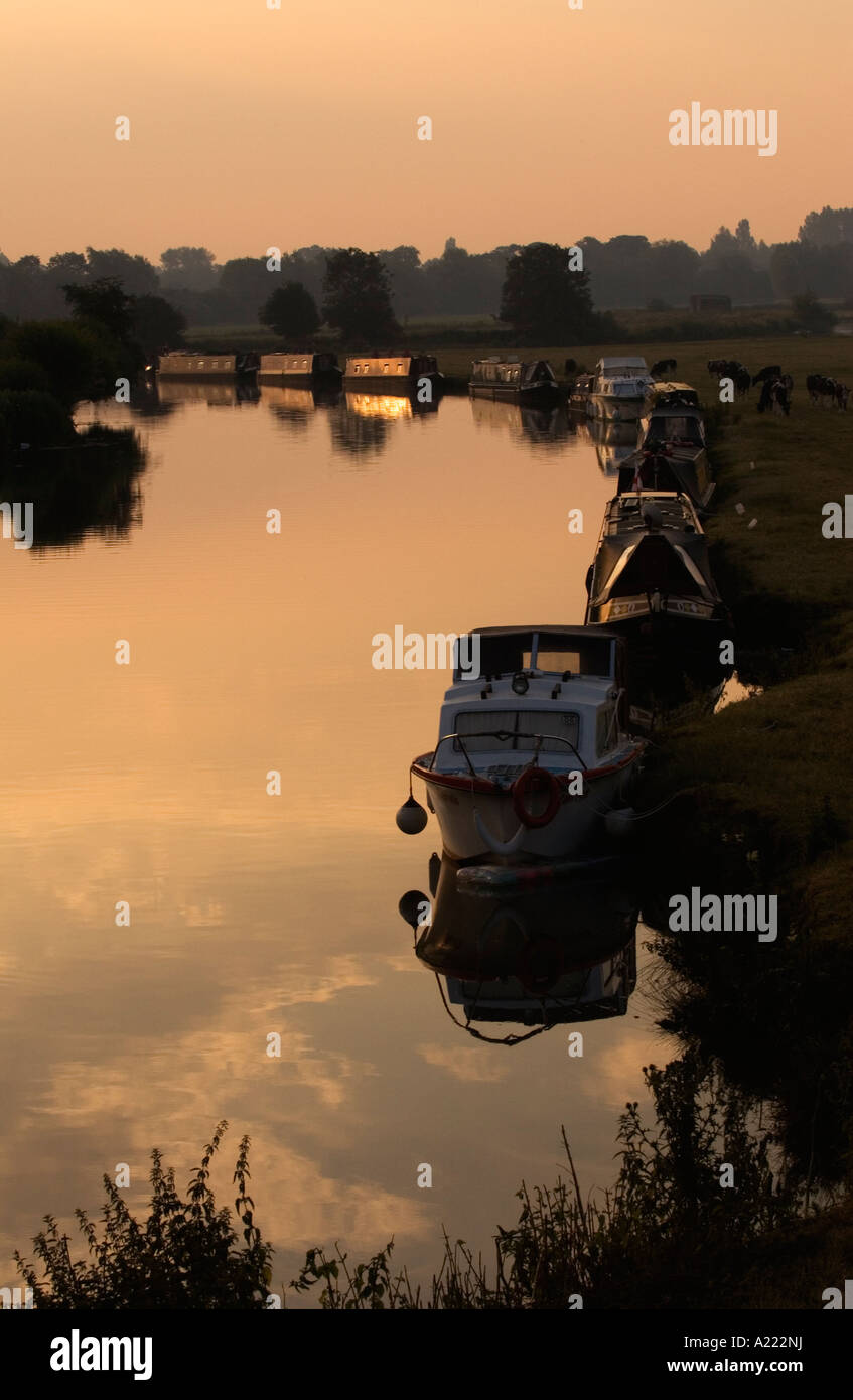 Dawn light view of River Thames downstream from Halfpenny Bridge ...