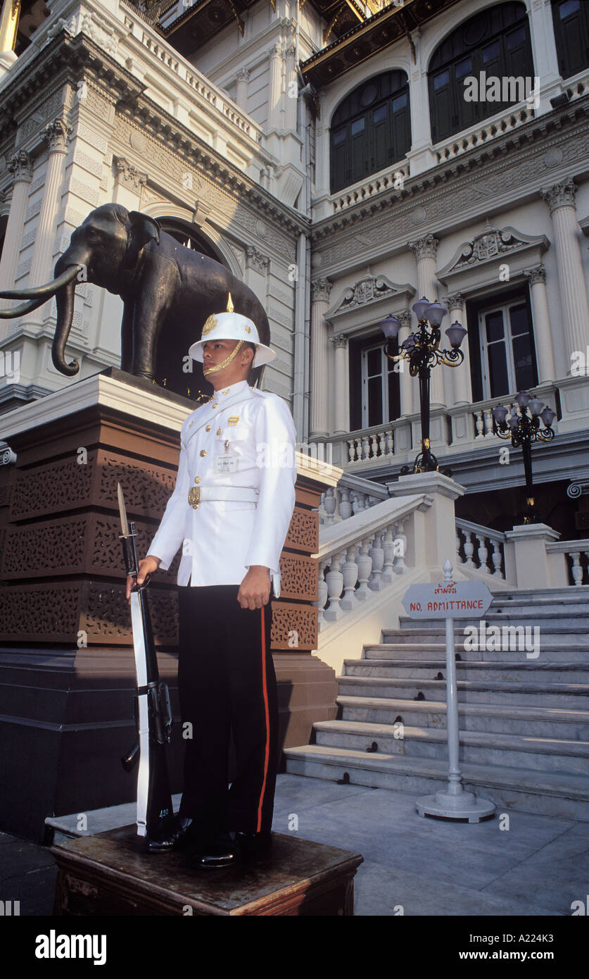 thailand bangkok the royal palace the royal guard Stock Photo - Alamy