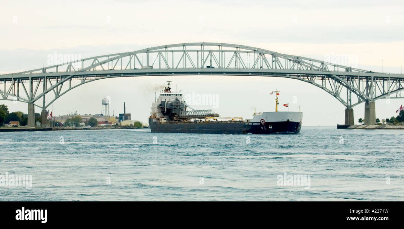 Lake Freighter moving under the Blue Water Bridge Stock Photo - Alamy