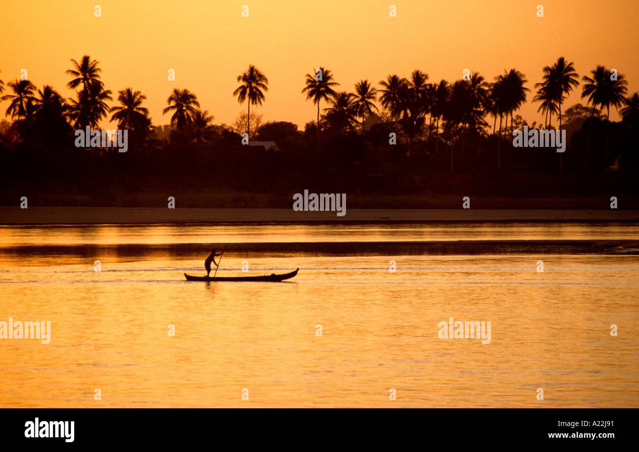 Golden dawn on the great Irrawaddy (Ayerwaddy) river in Burma (Myanmar ...