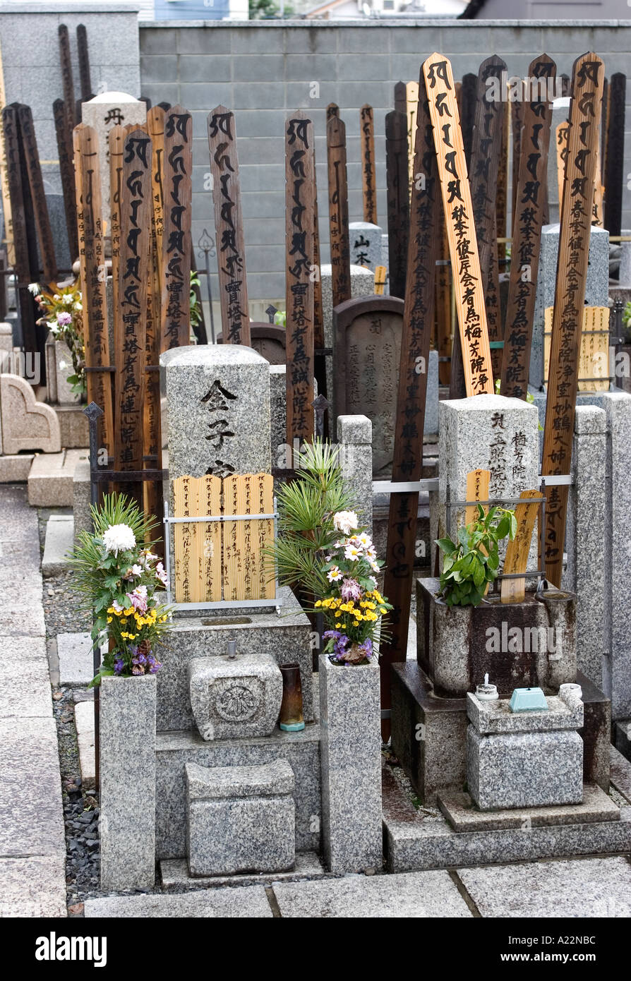 Japan graveyards hi-res stock photography and images - Alamy