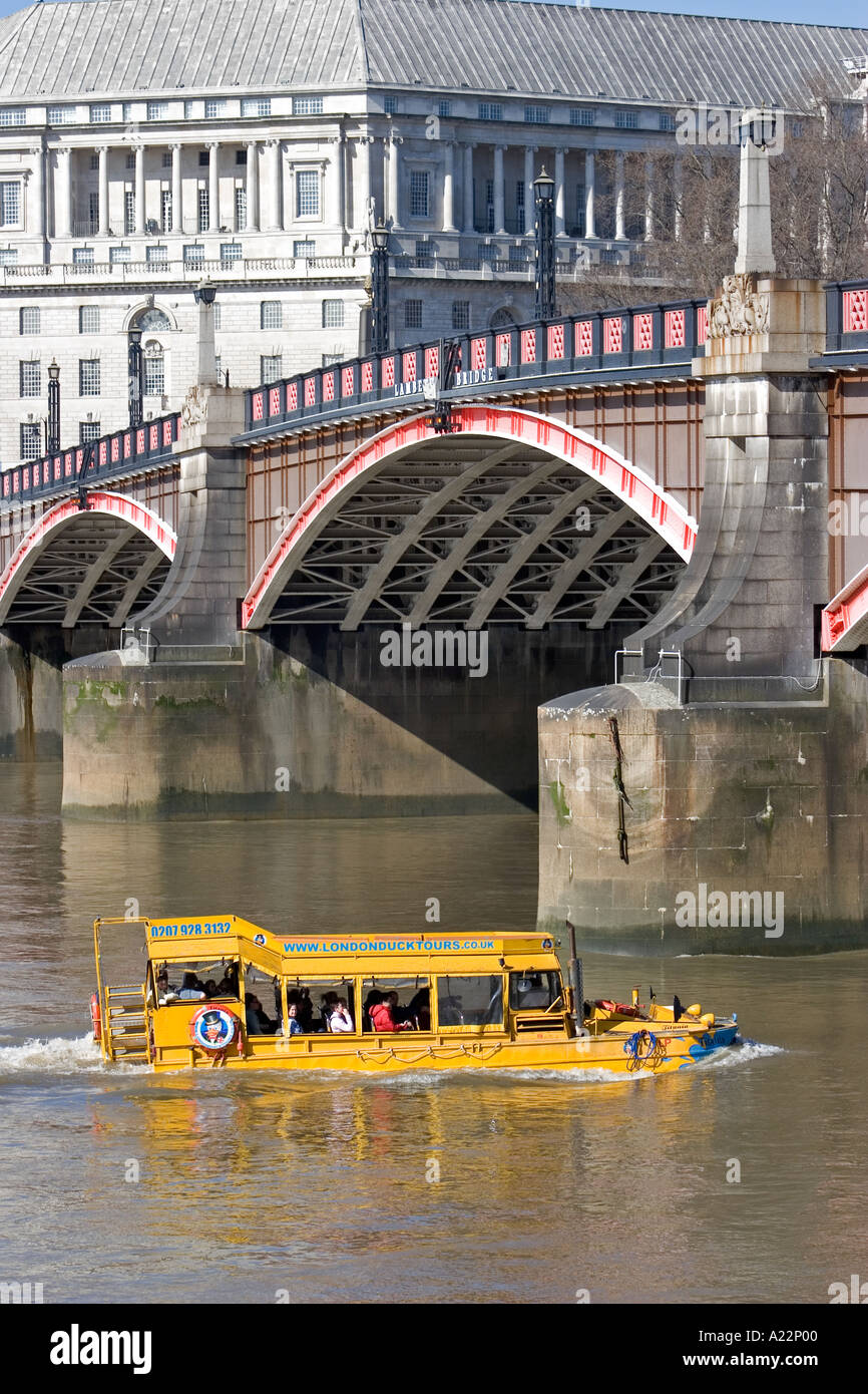 London duck amphibious dukw tourist hi-res stock photography and images ...