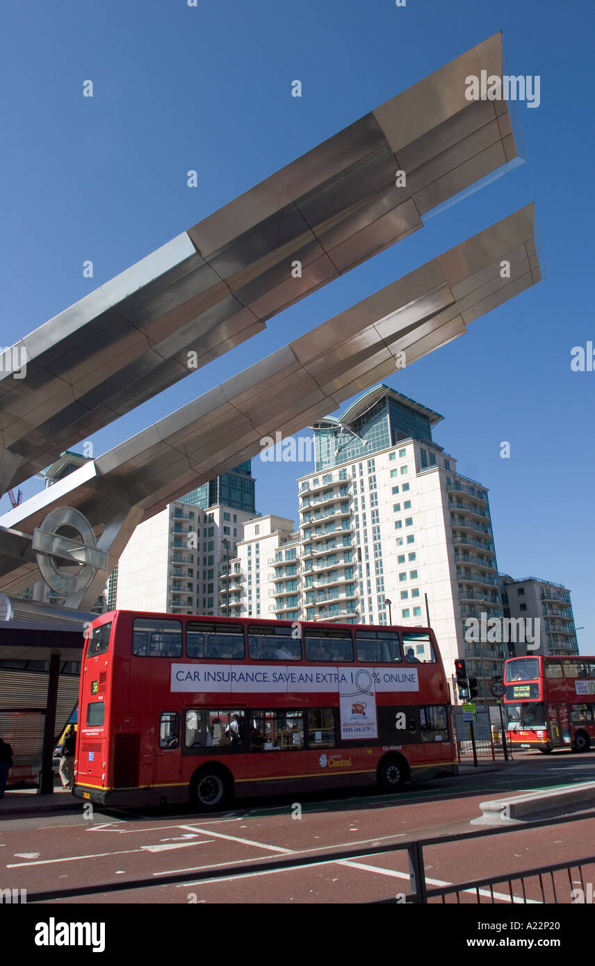 Vauxhall cross transport interchange hi-res stock photography and ...