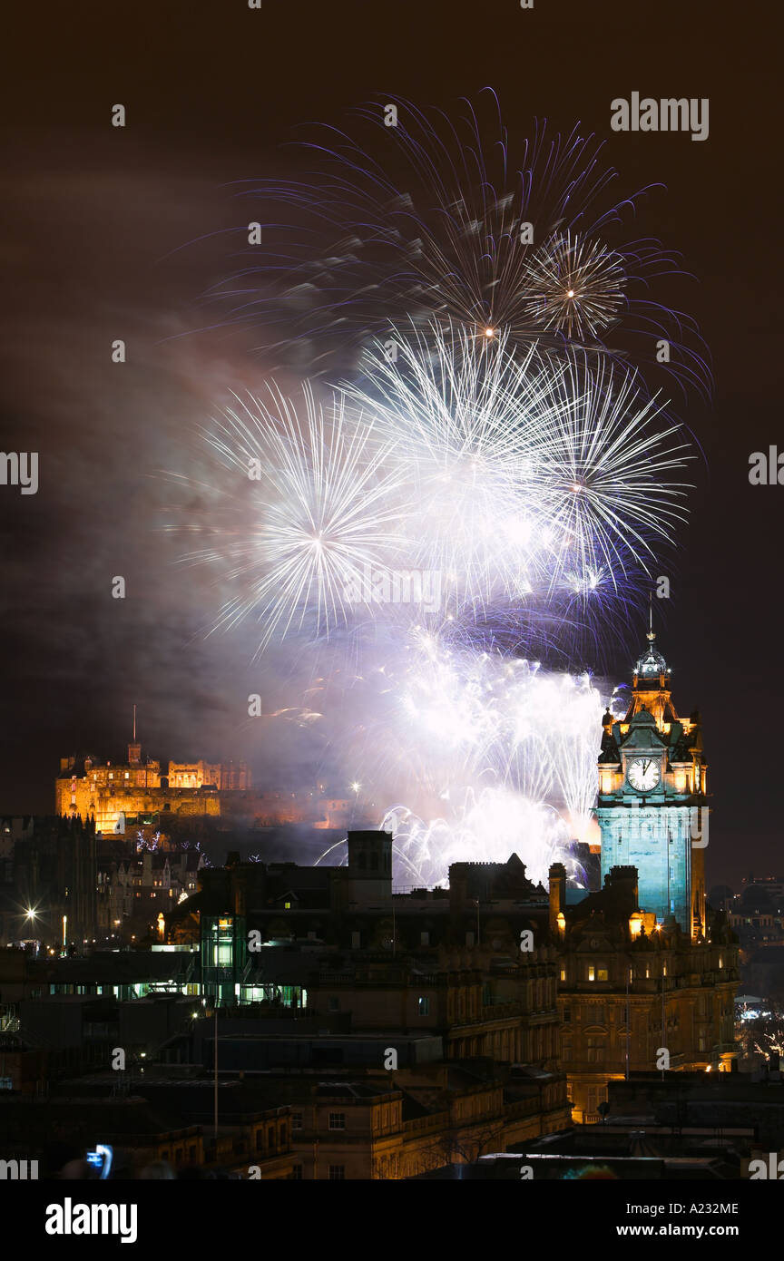 Edinburgh castle fireworks hi-res stock photography and images - Alamy