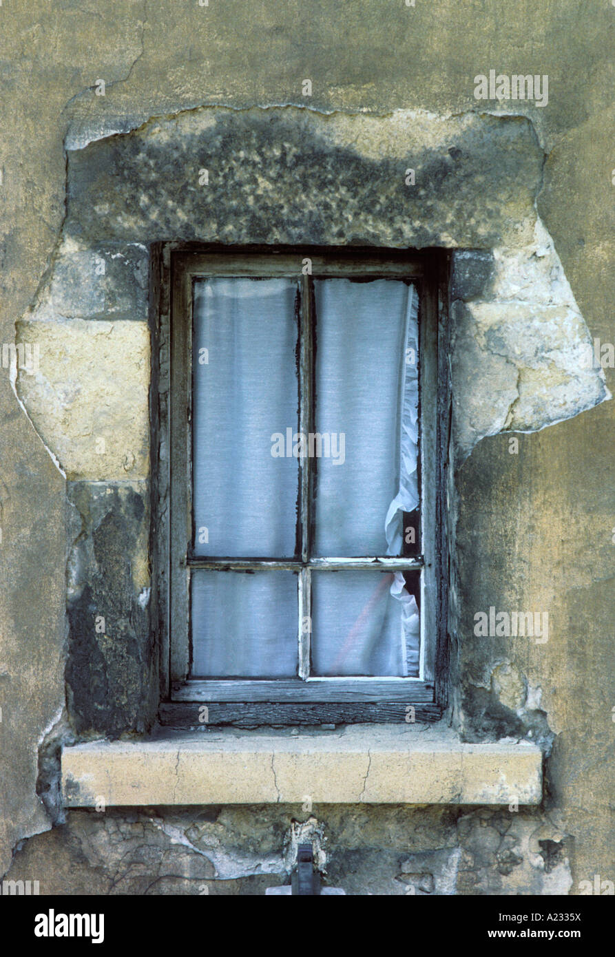 Rundown white house hi-res stock photography and images - Alamy