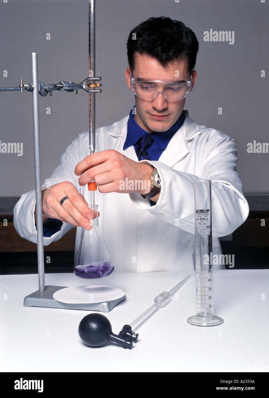 Analytical chemist hi-res stock photography and images - Alamy
