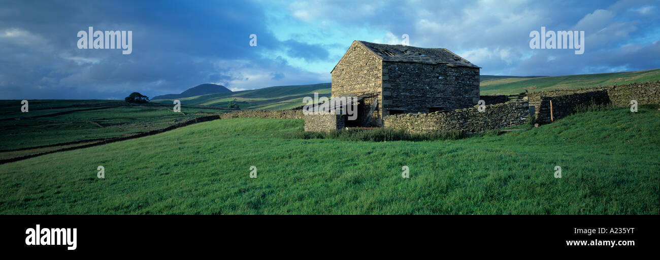 Traditional stone barn in the Yorkshire Dales, England, UK Stock Photo ...