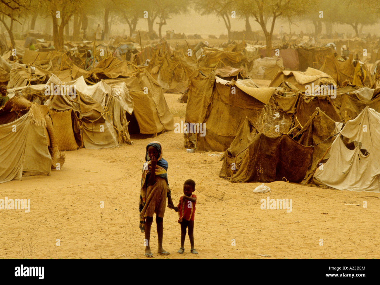 FAMINE IN SUDAN 1985 REFUGEE CAMP AT EL FASHER DARFUR REGION 1985 Stock ...