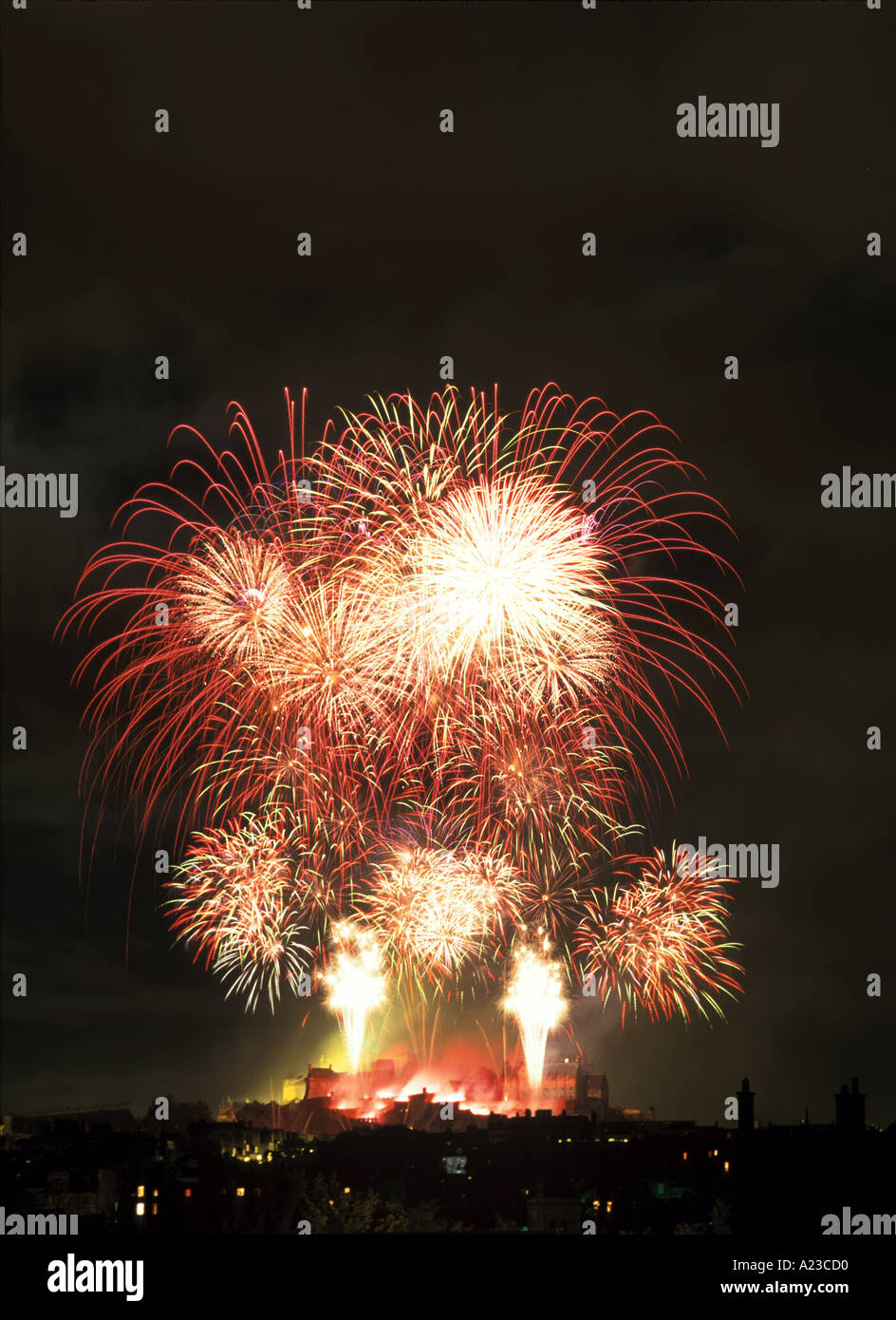 Fireworks over edinburgh castle hi-res stock photography and images - Alamy
