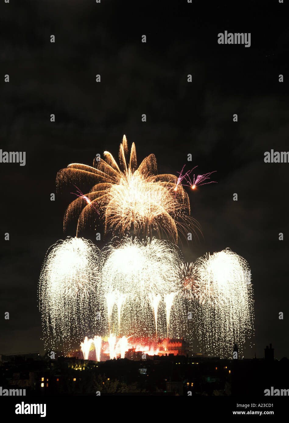 Edinburgh castle fireworks display hi-res stock photography and images ...