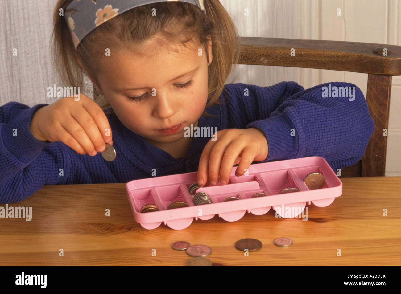 girl counting her money Stock Photo - Alamy