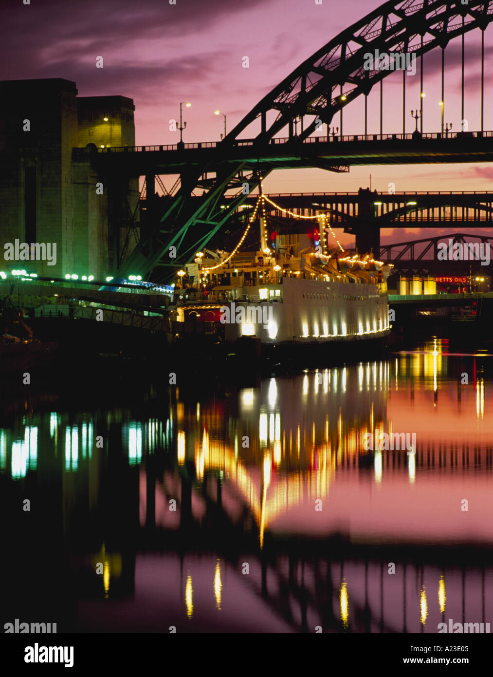 Uk nightlife 1990s hi-res stock photography and images - Alamy