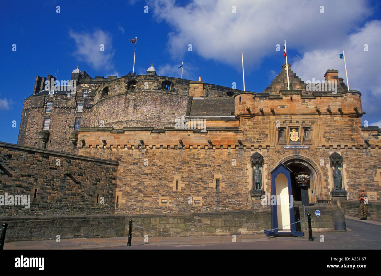 Edinburgh castle guard hi-res stock photography and images - Alamy